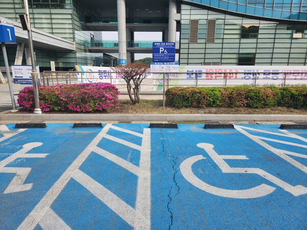 경기도 광주시, 장애인전용주차구역 12곳에 운전자 주의사항 표지판 설치